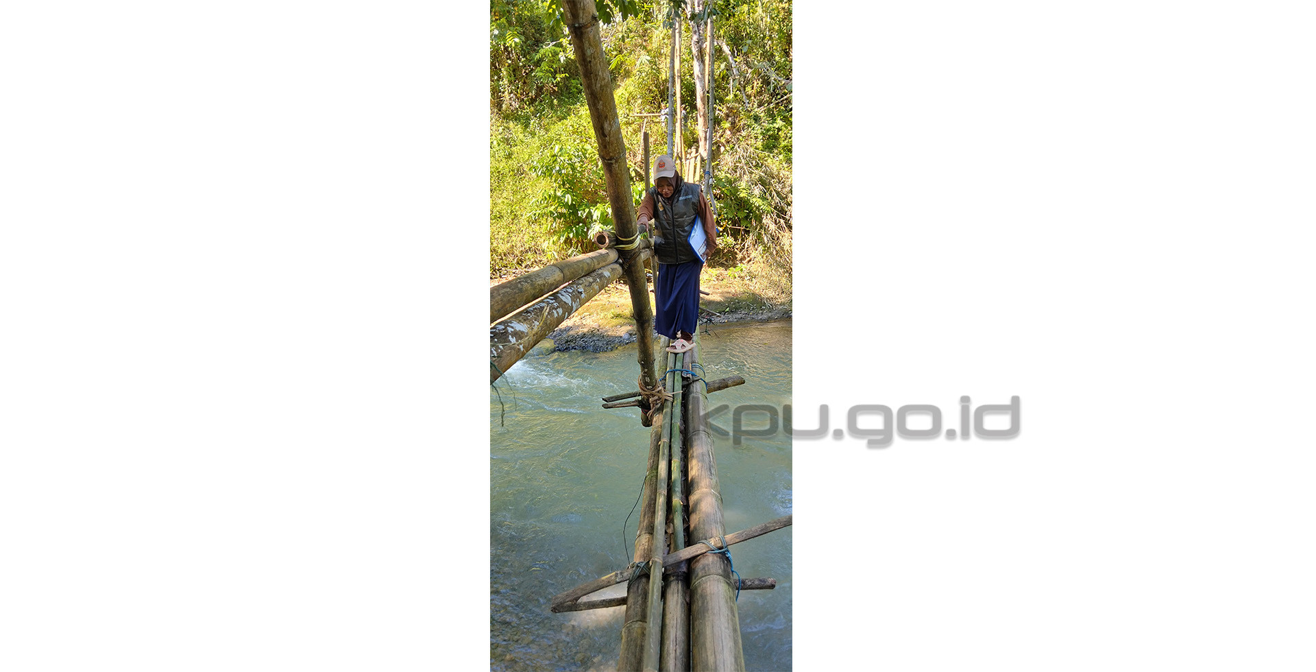 Pastikan Akurasi Data Pemilih, Pantarlih Seberangi Jembatan Bambu - KPU Pastikan Akurasi Data Pemilih, Pantarlih Seberangi Jembatan Bambu - KPU